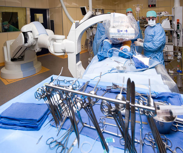 Salle d'opération cardiaque | Institut Cardiovasculaire - Cliniques ...